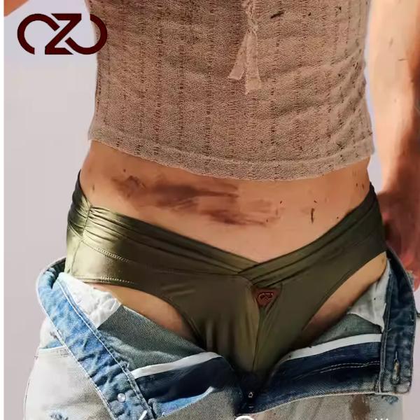 ■商品説明SIREN’S LAMENT は、半獣の内が提案する「静かな官能」と「構造美」を融合したメンズ三角ブリーフです。ウエスト部分にはプリーツデザインを採用。高い伸縮性と柔らかなテンションが、身体のラインに自然に寄り添い、抜け感のある表...