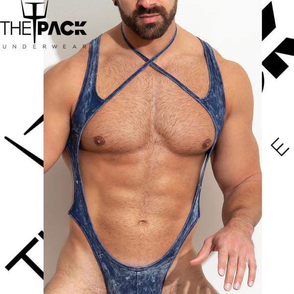 ■ THE FEEL / THE ATTITUDEボディウェアを、より大胆に。トルソーを彫刻のように引き立てるモダンメンズボディス。ストーンウォッシュ加工によるデニムブループリントが、ワークウェアの無骨さとクラブカルチャーのエネルギーを融合...