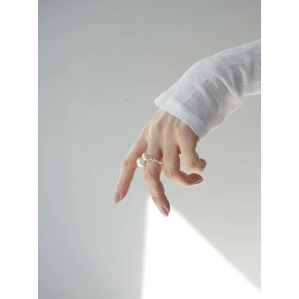 ※アクセサリーは初期不良を除き返品・交換の受付ができません。慎重にご注文下さいませ。※decor ring デコール リングブランド：MANA(マナ)素材：BLACK:オニキス  WHITE:ガラスパール  金具部:真鍮直径：16.7mm飾...