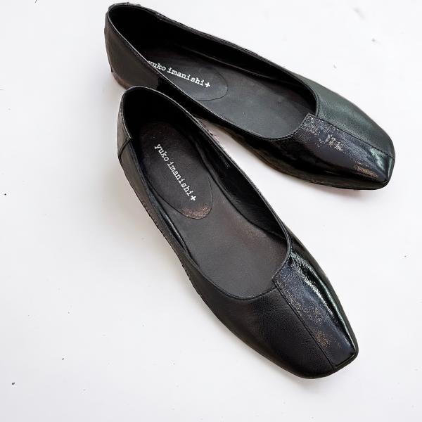 フラットシューズ エナメル コンビ ASAHIオブリックトゥのフラットシューズ。アッパーは柔らかい山羊革と牛革エナメルのコンビ素材。足馴染みが良い素材です。インソールには低反発のクッション入りで長時間の使用でも楽ちん。プラット製法で作られソ...