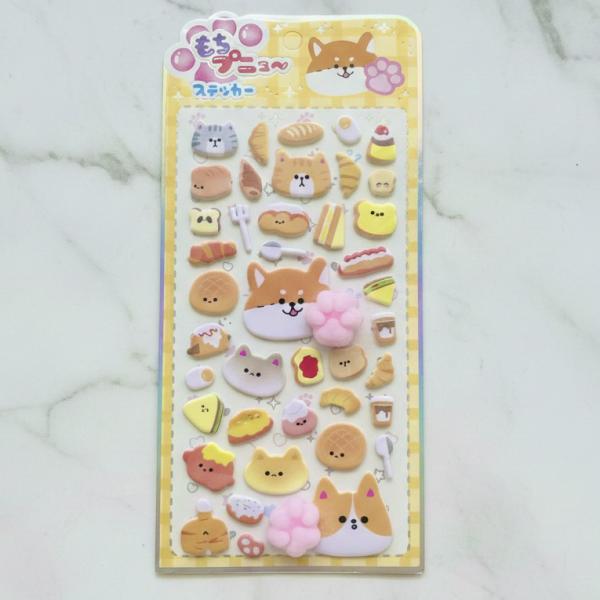 SNSで話題！思わず触りたくなる“ぷにぷに”もっちりシールぷにもちな触り心地がクセになる、癒し効果抜群のスクイーズ付きマシュマロシールです。※シール台紙の表記が変更になる場合がございます。（PAW Stickers）