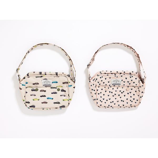 シックで、通園バッグとしてもデイリー使いも出来るショルダーBAGです。メインファスナーは開閉しやすいダブルファスナーになっています。 プライバシーを配慮しネームホルダーは内側に付けました。【素材】本体：ポリエステル100％　　【サイズ】 丈...