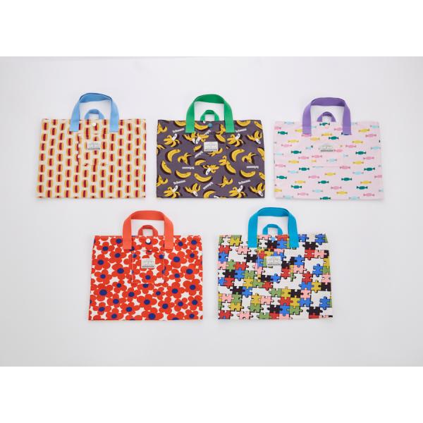 オリジナルプリント柄が可愛い、小学校1年生のデスク横にループでかけても床につかない、入学準備に必需品なレッスンBAG。 図書BAG、音楽BAGとしてもオススメ。 ポリエステル素材で軽く、裏地付きの耐久性のある仕様。プライバシーを配慮しネーム...