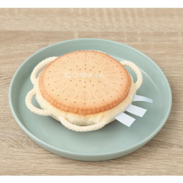 中の鈴は錆びずに安全なプラスチック製、リンリンと優しい音がします。赤ちゃんをあやす時に鈴を鳴らすことで音を認識する力を育み、親や玩具に興味を持つきっかけになります。ひらひらしたリボンは赤ちゃんの大好きなタグにそっくり。舐めたり引っ張ったり、...