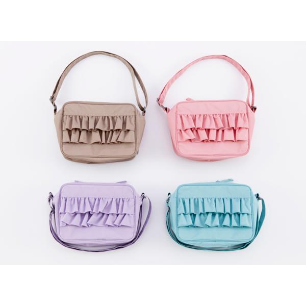 正面にあしらった２段フリルがガーリーデザインのショルダーBAG。ナイロン素材で軽く持ちやすく、女の子が大好きな柔らかいカラー展開。 プライバシーを配慮しネームホルダーは内側に。通園やお出かけにもOK！ショルダーは長さ調整ができます。【サイズ...