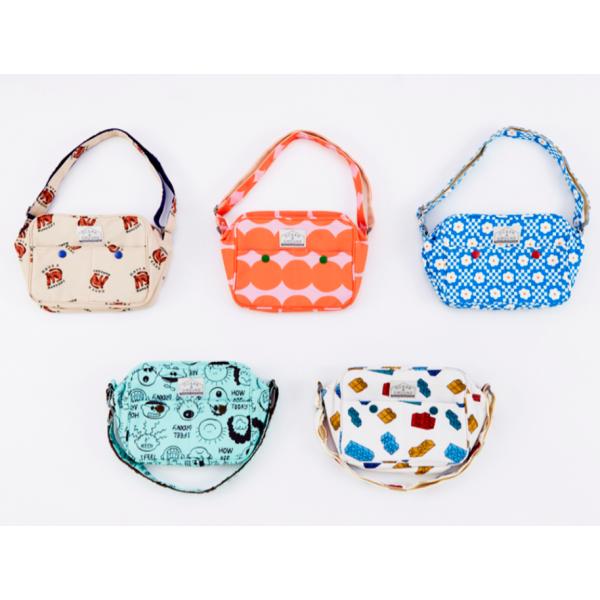 オリジナルプリント柄が可愛い、通園バッグとしても、デイリー使いも出来るショルダーBAGです。メインファスナーは開閉しやすいダブルファスナーになっています。 プライバシーを配慮しネームホルダーは内側に付けました。カラーは、AN：アニマル柄、D...