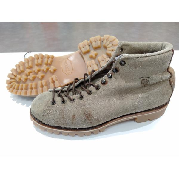 レッドウイングのアイリッシュセッターなどのホワイトソールをビブラム#100ハニーにカスタム修理致します。純正のミッドソールを残してビブラム#100ハニーに交換できます。ミッドソールが白でもハニーなら目立ちません。ガラッと雰囲気を替えたい方に...