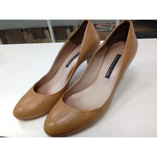 【手洗い丸洗いクリーニング　ライトプラン】機械洗いによるワンコインなどのクリーニングではなく、専門スタッフが手洗いにより一足一足素材に合わせて丁寧に洗います。色剥げ・色落ちが気になる方は補色付きのスタンダードプランをご選択下さい。オプション...