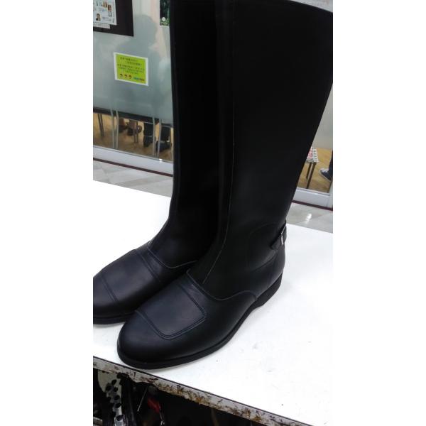 【手洗い丸洗いクリーニング　ライトプラン】機械洗いによるワンコインなどのクリーニングではなく、専門スタッフが手洗いにより一足一足素材に合わせて丁寧に洗います。色剥げ・色落ちが気になる方は補色付きのスタンダードプランをご選択下さい。オプション...