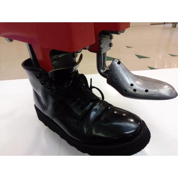 幅だし少し幅がきつい靴を柔軟薬をつけて機械で伸ばします。機械に固定しておくので期間は大体2〜4日かかります。左右のお値段です。