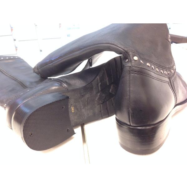 婦人靴リフト交換婦人靴のかかとのゴム交換です。まずはご注文後にメールをお送り致します。（通常メールは1〜2日以内にお届けしております。届かない場合お客様のメールが何らかの理由で使用できなくなっているか、PCメールの受信拒否をされている場合が...