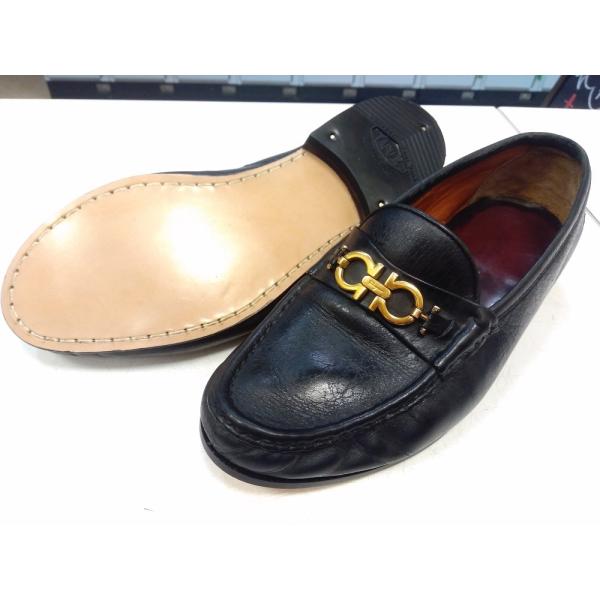 【ソール交換】　レザーソールによるソールの張り替えです。リーガルやスコッチグレインなどのビジネスシューズはもちろん、ソールとアッパー(本体)をウエルト(周りの淵)で外周を縫ってあるほとんどの靴のソールが、レザーソールでの交換が可能です。また...