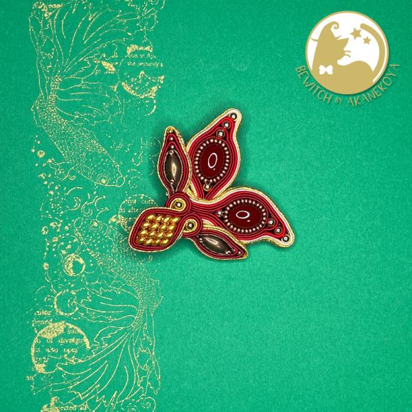 ビーズと柔らかい布製コードを縫い合わせて作った金魚のブローチ。お帽子の飾りや胸元のドレスアップにいかがでしょうか。オリエンタルなイメージで浴衣や着物に合わせるのもオススメです。■種類：ブローチ■サイズ（約）　本体：6.3x7cm　ブローチ金...