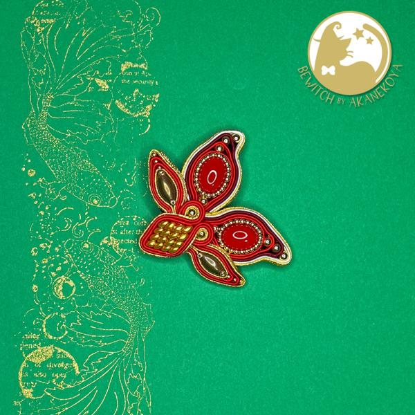 ビーズと柔らかい布製コードを縫い合わせて作った金魚のブローチ。お帽子の飾りや胸元のドレスアップにいかがでしょうか。オリエンタルなイメージで浴衣や着物に合わせるのもオススメです。■種類：ブローチ■サイズ（約）　本体：6.5x6.3cm　ブロー...