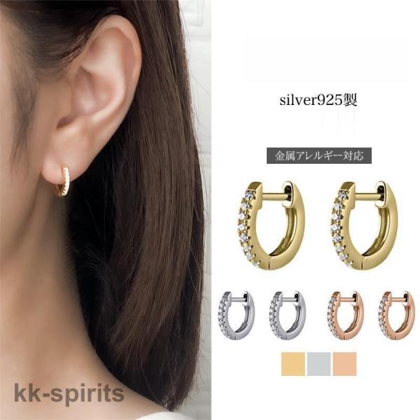 モチーフに埋め込まれたビジューが程よく煌めき、耳元を美しく魅せます。耳たぶにぴったりとそうようなミニマムなサイズ感で、オフィス使いはもちろん、様々なシーンやコーデとマッチするアイテムです。モチーフのサイズ（縱×横×厚み）外径1.1×1.1×...