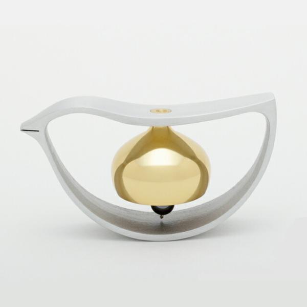 ●品名優凛　ことりん　素●内容本体サイズ:幅130×奥行50×高さ70mmおりん：銅合金、金メッキ仕上げ振り子：ヘマタイト（天然石）フレーム：アルミニウムカラー：素（もと）●響きのソムリエ小鳥の美しいさえずりで朝をスタートさせましょう。ゆっ...