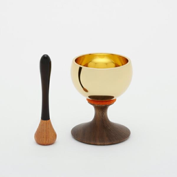 ●品名優凛　おまもりん　小●内容本体サイズ:Φ60×高さ72mm撥（マレット）サイズ：Φ22×高さ85mmおりん：銅合金（金メッキ）足：天然木（ウォールナット）・マーブルフェルト撥（マレット）：アルミ　天然木（ケヤキ）●響きのソムリエ豊かな...