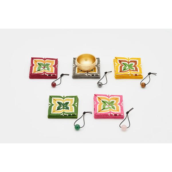 ●品名優凛　おともりん　光彩●内容おりん本体サイズ：Φ45×高さ23mm和紙袋サイズ：幅63×奥行63×高さ10〜70mmおりん：銅合金小袋/りん座：手漉き和紙（桂樹舎）振り子：Φ12mm カーネリアン・アベンチュリン・ヘマタイト・タイガー...