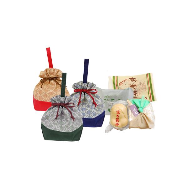 赤坂青野 4個巾着 【赤】【青】 赤坂巾着/青野巾着赤坂もち  ×1  : 「小風呂敷包み」は当店が元祖と云われています。おもちの中には胡桃と共に黒糖が練りこまれている為、黒蜜をかけない点も一般的なきなこ餅とは異なる特徴す。青野の看板商品で...