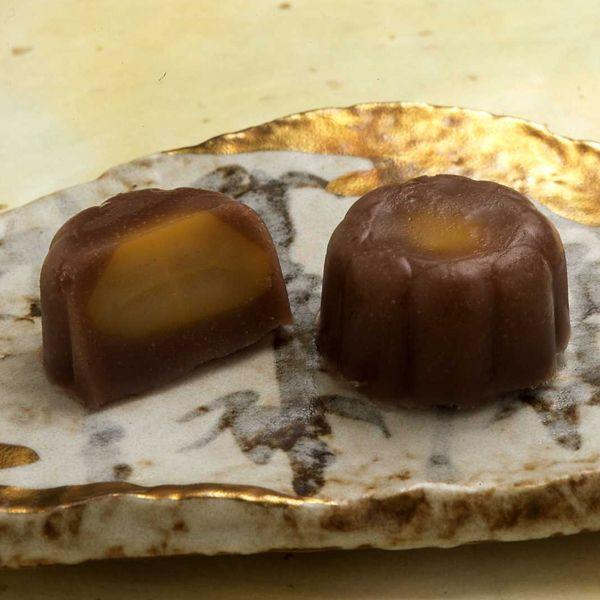 栗蒸し羊羹秋の味覚素材にこだわり、1つ1つを丁寧に手作りした青野特製の栗蒸し羊羹です。蜜でじっくりと時間をかけ含め煮した栗「丸ごと」を、羊羹で包んで丁寧に仕上げました。和菓子店ににとっての栗蒸し羊羹と言えば代表的な和菓子ではありますが、その...