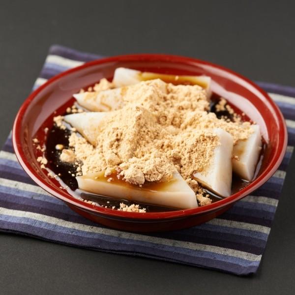 くずもち特有の酸味の有る香り“もちもち”とした食感。高級大豆から作られた香り豊かなきな粉。くずもち専用の黒蜜でお召し上がりください。内容量：くず餅（５〜６人用）／黒みつ（３袋）／きな粉（85g）保存方法：常温保存賞味期限：商品発送日より1週...