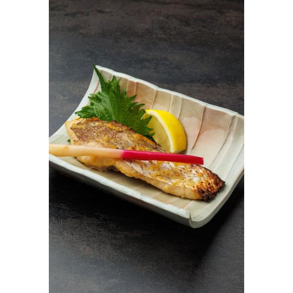 ■規格：鯛の味噌漬け80g×5切■原材料名：マダイ（明石産）、漬け味噌タレ（米みそ、本みりん、醸造調味料）/酒粕■アレルゲン表示：（推奨21品目）大豆■サイズ(mm)：160×238×45■ギフト対応・のし対応：のし対応OK■発送の目安：P...