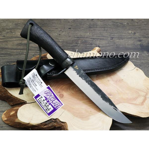 刃長165mm、使いやすいサイズの剣鉈です。狩猟ようとして、またキャンプなどアウトドアの場で、使いやすいナイフです。握りやすい柄は、焼いた後ブラシで丁寧に擦って黒くしてあり、独特の風合いがあります。兵庫県三木市で50年以上、三代にわたって小...