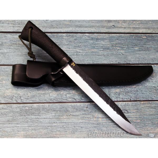 シリーズ最大サイズの剣鉈です。刃長210mmは 藪払いから、止めさしまで、あらゆる場面で力を発揮してくれるサイズ。握りやすい柄は、焼いた後ブラシで丁寧に擦って黒くしてあり、独特の風合いがあります。兵庫県三木市で50年以上、三代にわたって小刀...