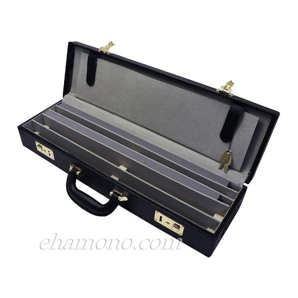 鞘付包丁などを入れるフリータイプの包丁ケースです。仕切が固定されておらず、硬めのスポンジ素材と、仕切板を自由に切って使うようになっています。仕様外寸550×160×90mm内寸530×135×60mm+ふた15mm最大牛刀330mmまで入り...