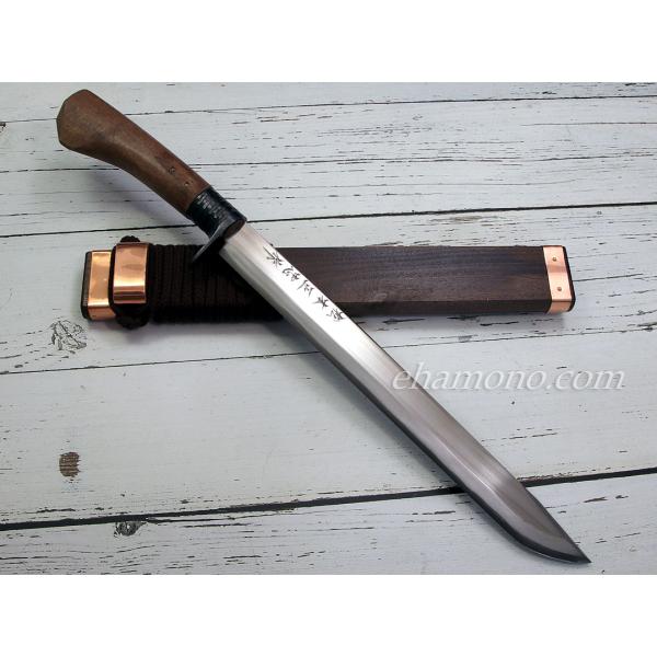 新入荷！最長300mm！土佐の名門鍛冶「松本刃物」伝統工芸士の松本志津夫氏と、三代目松本孝氏が、丹念に鍛え上げ細身剣鉈300です。刃渡り300mm、細身で先端が鋭く刺突性に優れ、狩猟の際の止め刺しにもぴったりのかなり長めの剣鉈です。鋼には切...