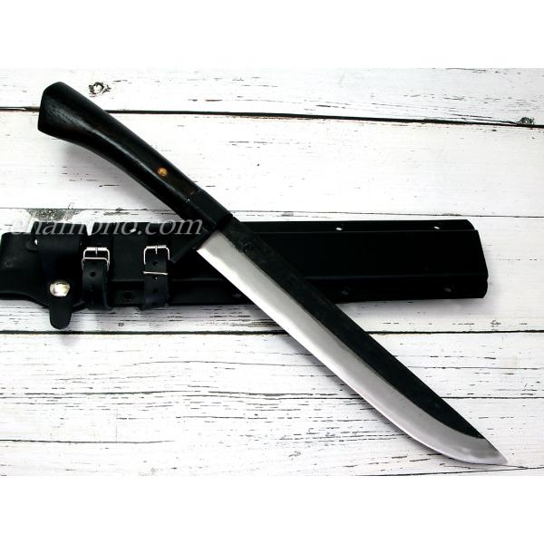 刃長270mmの黒打ち大型剣鉈土佐・レッドオルカ　秋友義彦鍛造所と上村鍛造所のコラボ作品です。軟鉄に白紙割込、刃長270mmの刀身は、迫力満点！丈夫な造りで、狩猟はじめアウトドアアクティビティ全般にお使い頂けます。ハンドルには丈夫な樫を使用...