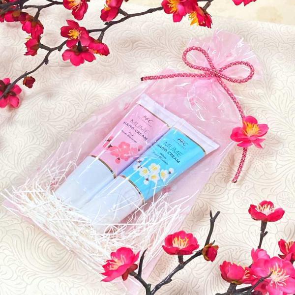 [FFCハンドクリーム MUME 2種　ギフトセット ver.梅 ]期間限定・数量限定 梅の花を思わせるラッピングを施したFFCハンドクリームMUMEギフトセットです！三重県鈴鹿の森庭園からうまれた、ちょっと珍しい梅の香りのハンドクリーム。...