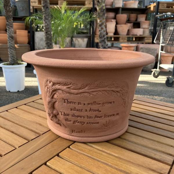 [ウィッチフォード Hamlet]シェイクスピアの生誕450周年を記念して作られました。ハムレットの詩の一部がデザインされています。実測サイズ：直径 約28(22)cm、高さ 約17(16)cm ※カッコ内は内寸重さ：約2.6kg素材：陶磁...