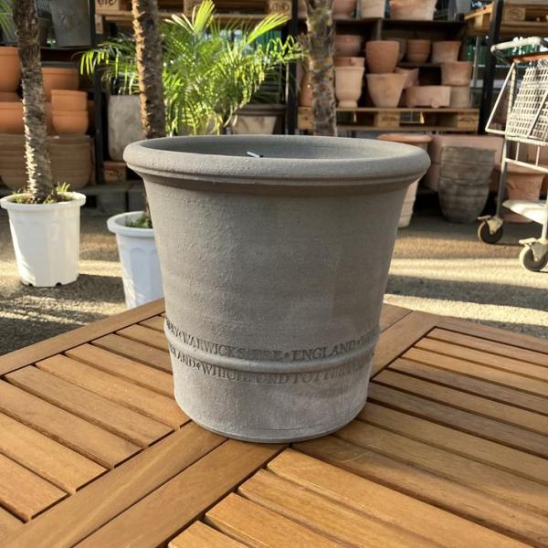 [ウィッチフォード バクサスポット Buxus Pot]中央から下部にかけてバンドとルーレット装飾が施された、安定感のあるデザインです。実測サイズ：直径 約21(18)cm、高さ 約19.5(18.5)cm ※カッコ内は内寸重さ：約2.1k...
