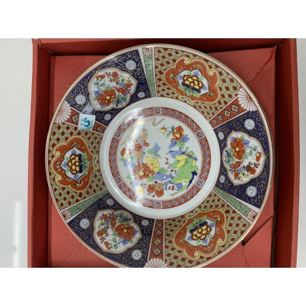 未使用品となりますが、古い物の為箱等にダメージ、汚れがあります。昭和レトロデザイン　詳細不明　飾りスタンド付き　皿セット　日陶連直径約23.6m×高さ約6.2cm x1直径約26.3m×高さ約2.8cm x1飾りスタンド x1※未使用品です...