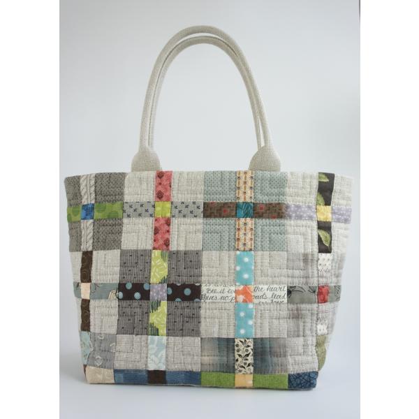 使い込むほどに、味わいが出ることをイメージして布選び、色選びしたバッグです。是非、何回もお使いください。作品完成サイズ　縦26cm X 横40cm X 底幅14cmこのキットは持ち手込みです。布などは写真と異なる場合がありますこの商品はパッ...