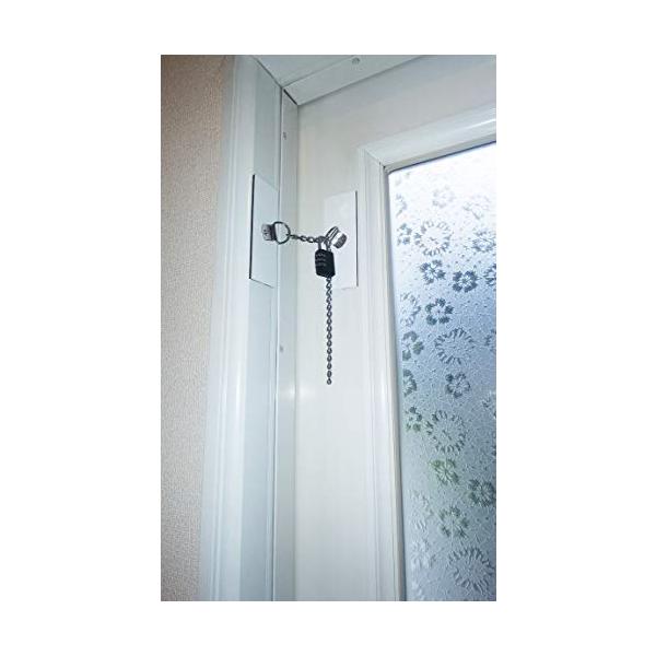 玄関ドア・個室ドアなどあらゆるドアにシールをはがして貼るだけで大人でも取れない強力な鍵を設置できます。縦にも横にも取り付け出来てねじ止め釘付け一切不要！（木の壁に貼りたい方も設置できるよう木ねじ付属しています。）いたずら防止や防犯対策に！ド...