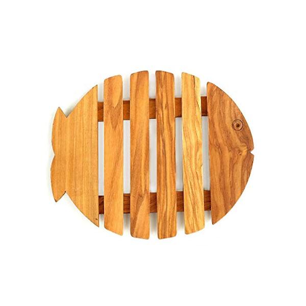 イタリアArte in Olivo社、オリーブウッドの魚の形をした可愛いらしい鍋敷きです。 素材はオリーブウッドで出来ており、簀の子状になっていますので、放熱性にも配慮したイタリアらしいデザイン性の高い鍋しきです。サイズ：縦:約16cm、横...