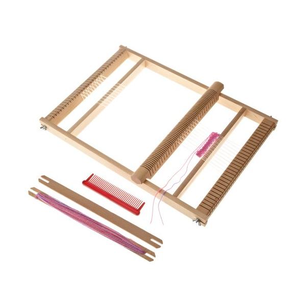 【商品概要】対象年齢：3歳〜材質：ブナサイズ：縦42×横33×厚さ5.5cmセット内容：本体１、くし１、ひ２、お試し用縦糸、横糸、織り方説明書（日本語【商品説明】説明縦糸に横糸をからめて布を織る、シンプルな卓上の手織り機です。コースターから...