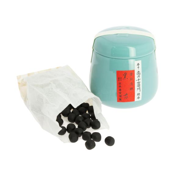 【商品概要】商品サイズ (幅×奥行×高さ) :83mm×87mm×83mm原産国:日本内容量:1個材質:練香【商品説明】沈香、白檀を中心に渋みのある甘みの伝統的処方の香りのお香です。※こちらの商品には、香炉と香炉灰と炭団が必要です。【商品詳...