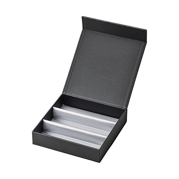 【商品概要】サイズ:W169×D174×H40mm重量:28g素材:プラスチック・ポリウレタン 内張:サテン生産国:中国【商品説明】メガネコレクターの方にちょうどいい3本入れboxですマグネット式で開閉もスムースです机の引き出しにも入れられ...