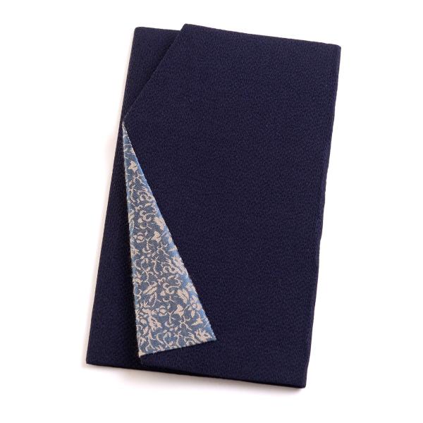 【商品概要】室町時代以前に日本に渡来したという古渡緞子。その古典的な柄をあえて裏地に使う「うらまさり」の技法で現代風に仕上げました。【素材】表地：レーヨン100％　裏地：アセテート50％・レーヨン50％【サイズ】約12cm×約20cm【製造...