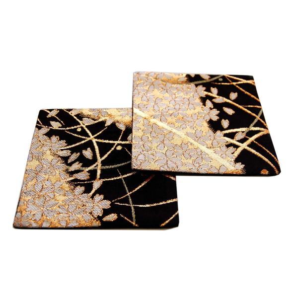 【商品概要】金襴織物で作られた帯風で豪華な和風コースターです。素材：表面金襴部分　ポリエステル１００％　裏面黒無地　綿１００％生地の取り都合で１枚ごとに多少柄が違います。サイズ：約10×10cm　2枚セット　個包装パッケージ入日本製【商品説...