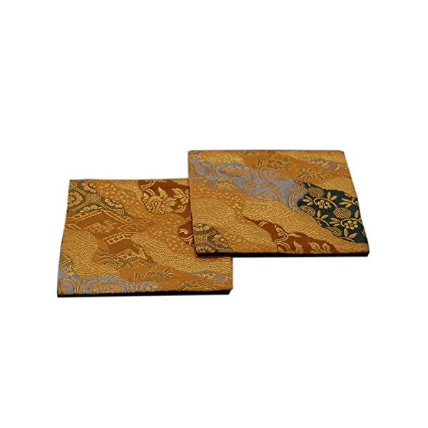 【商品概要】金襴織物で作られた帯風で豪華な和風コースターです。素材：表面金襴部分　ポリエステル１００％　裏面黒無地　綿１００％生地の取り都合で１枚ごとに多少柄が違います。サイズ：約10×10cm　2枚セット　個包装パッケージ入日本製【商品説...