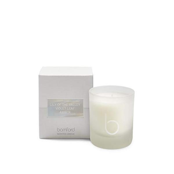 【商品概要】内容量:140g【商品説明】商品紹介アンバーとムスクにほのかにすみれとローズの香りがブレンド。知的で清楚な女性を思い浮かべる香り。使用上の注意平らで店頭の恐れの無い安全な場所でお使いください。カーテン等燃えやすい場所のそばではお...