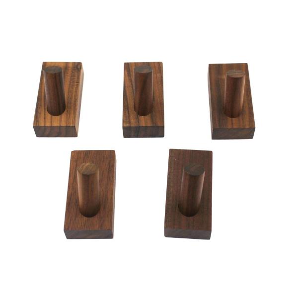 【商品概要】スタイリッシュでおしゃれな壁掛けフック５個セットです。シンプルでナチュラルなデザインで合わせやすいです。耐荷重15kg。セット内容：木製フック５個サイズ（約）：縦８cm×横４cm×幅２cm色：こげ茶（ウォールナット）材質：木製【...