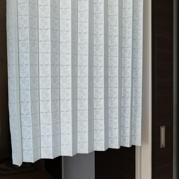 【商品概要】【サイズ】(約)幅97×丈100cm【素材】ポリエステル 100％　　生地：透け感のある、薄めのレース生地です。　　生産国：日本製【ポイント】ちょっとした小窓などにぴったりな、小さめサイズの使いやすいアコーディオンカーテンです。...