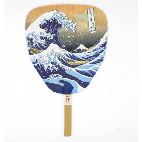 【商品概要】浮世絵師、葛飾北斎の富嶽三十六景 神奈川沖浪裏をデザインした団扇です。表と裏で異なる風景がお楽しみ頂けます。持ち手を入れた全体の長さは約40cm、地紙部は縦が最大28cm、横が最大26cm。レギュラーサイズよりも、やや大きめの団...