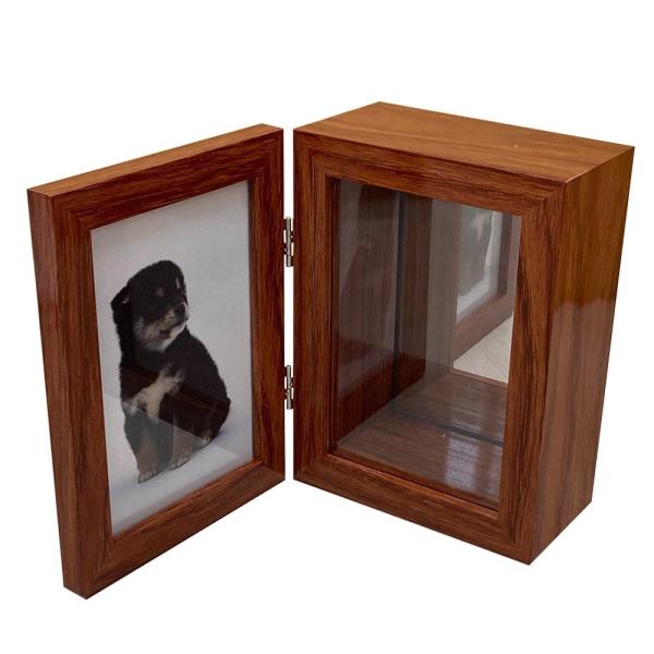 【商品概要】外寸:226x149x60mm(開いた状態)、裏板寸:89x127mm(左右同様)、窓寸:79x117mm(左右同様)内寸:[左]89x127mm、有効内寸:[右]79x117x47mm重量:690g本体:樹脂製、面材:樹脂製柄...