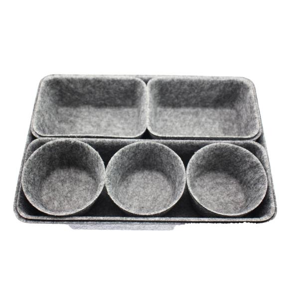 【商品概要】散乱してしまいがちな文房具等の整理にピッタリなフェルト素材の小物収納トレーのセットです。フェルト素材なので傷がつきにくく収納時の音も抑えられます。トレーサイズ（約）：(大)幅27.5×奥行20×高さ5.3cm；(中)幅27×奥行...